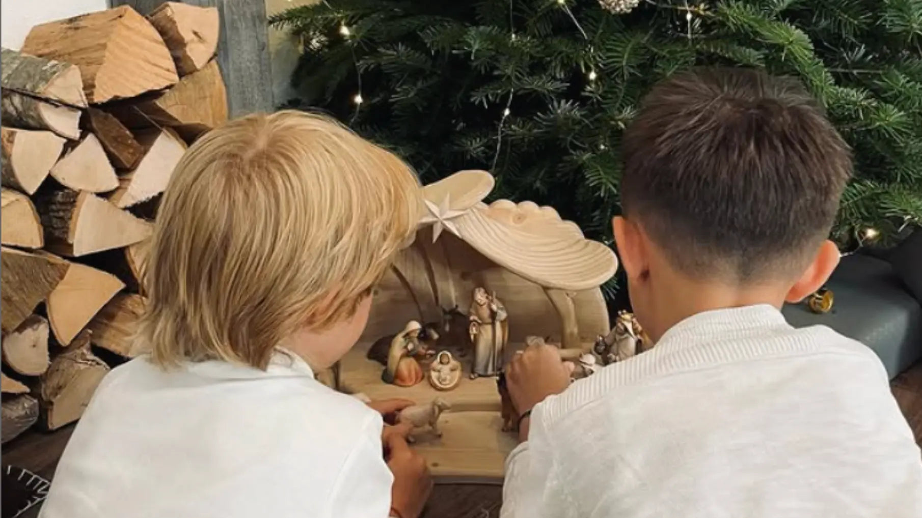 How does a South Tyrolean nativity scene transform tradition into emot