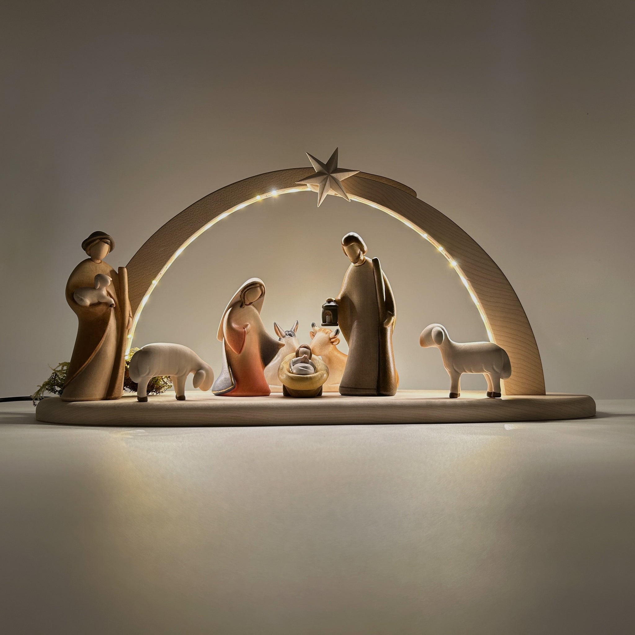Nativity figures set with stable starlight with lighting (8 figures)