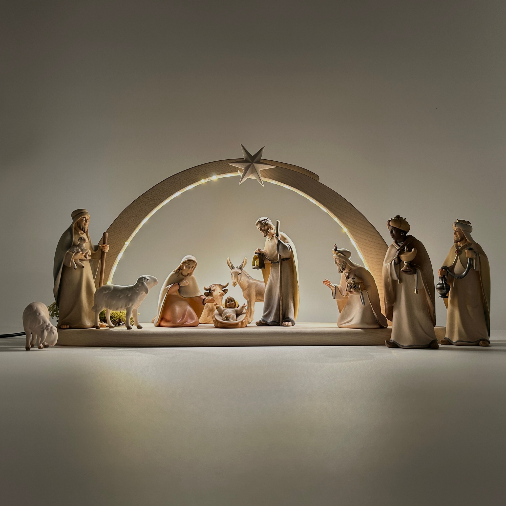 Nativity figures set with stable starlight with lighting (11 figures)