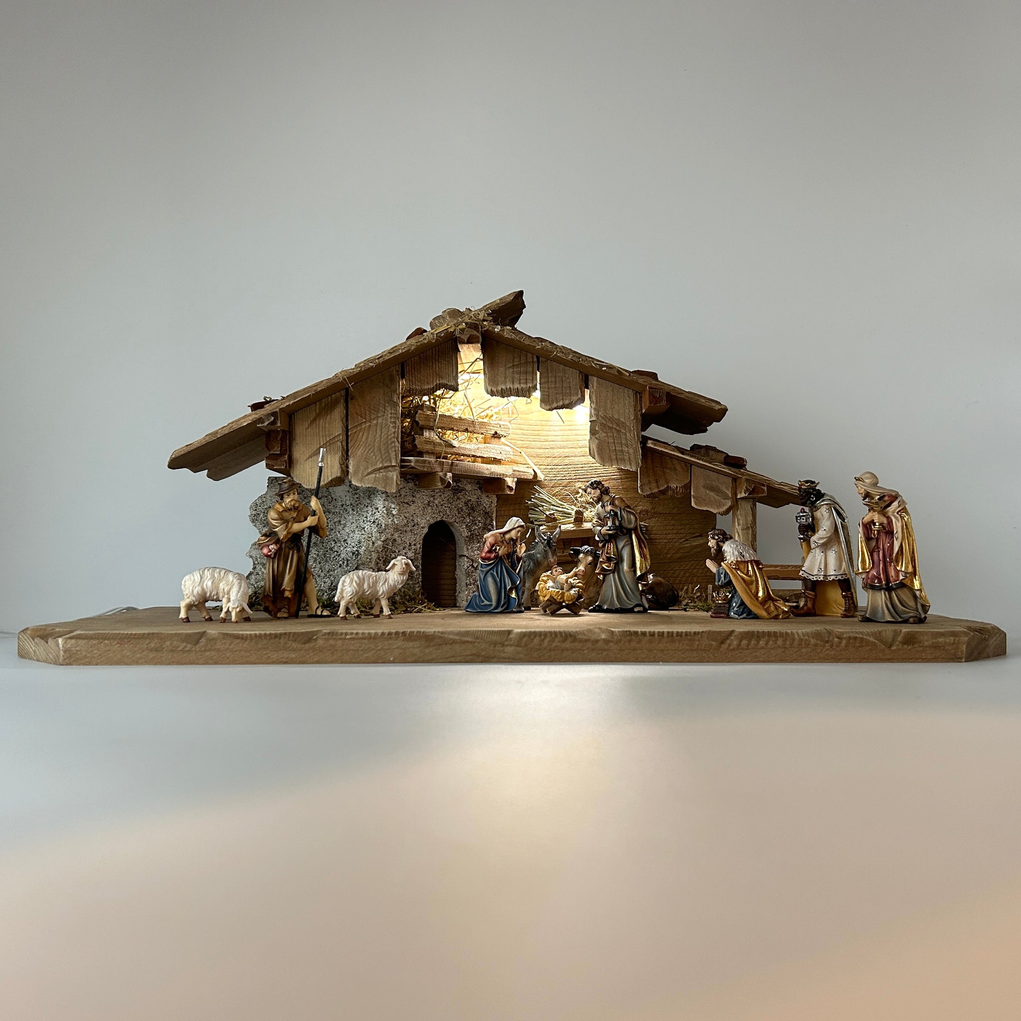 Nativity set with stable tradition (11 figures) - Kostner nativity