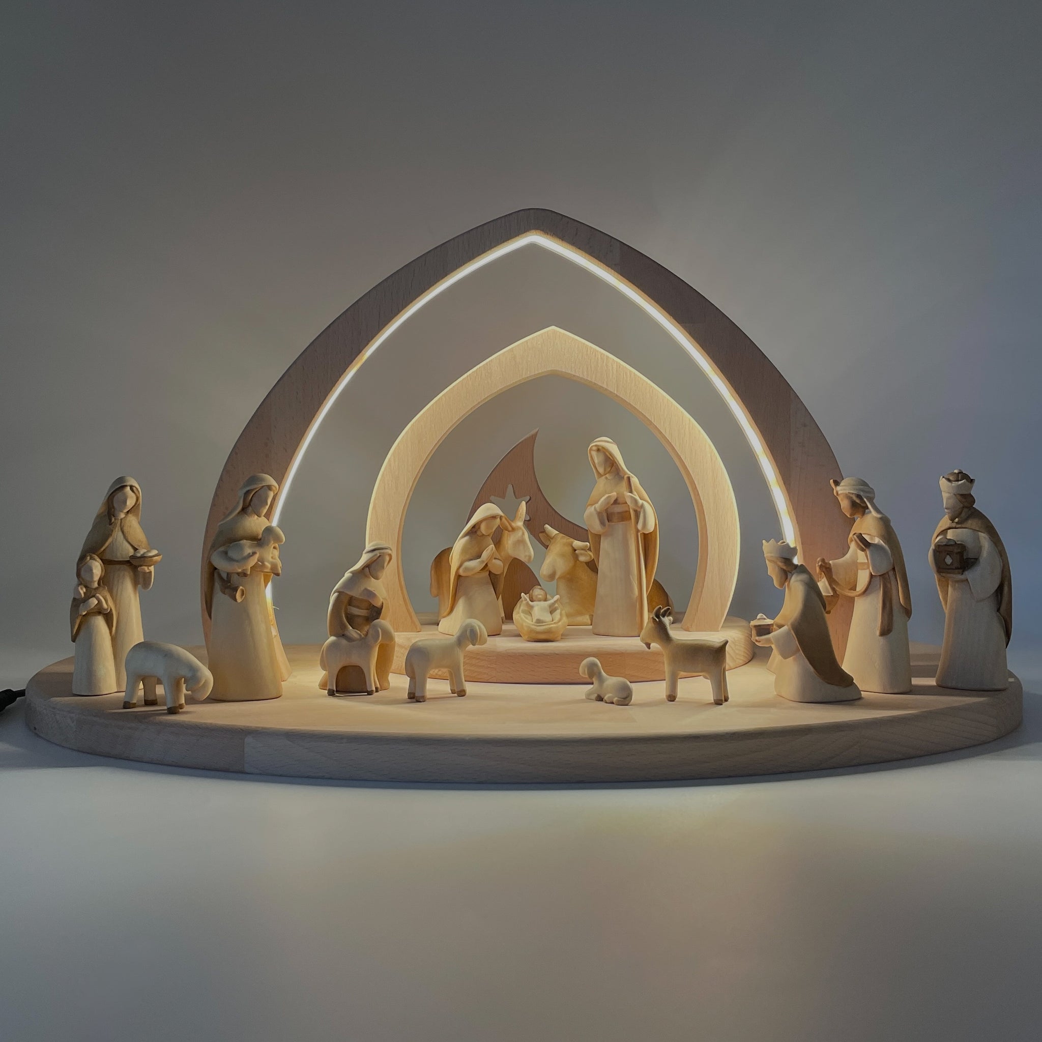 Nativity set with modern stable, lighting and (15 figures) - Akantus