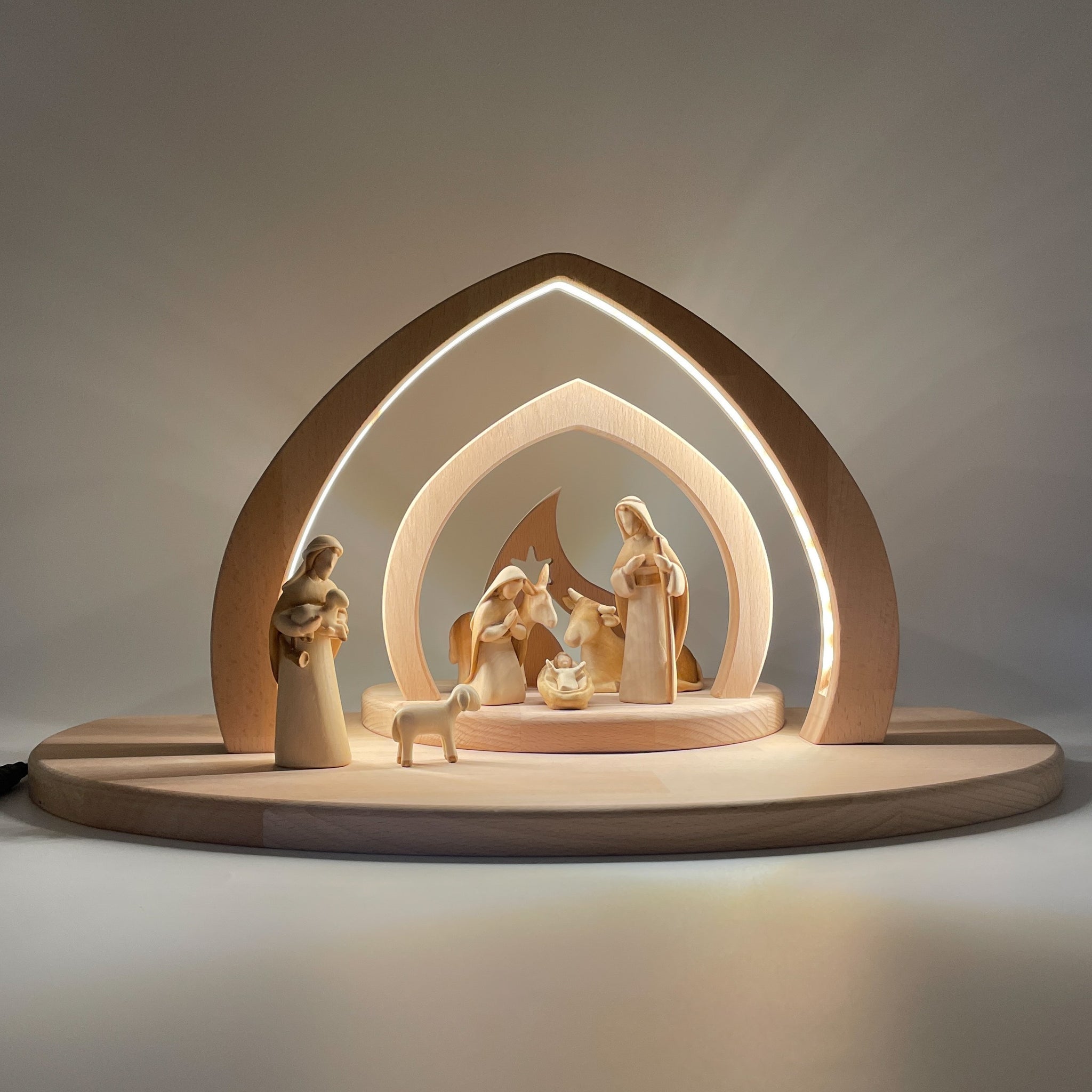 Nativity set with modern stable , lighting and (7 figures) - Akantus